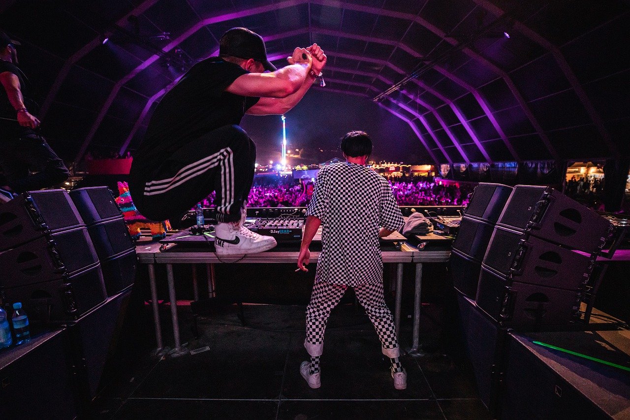 מה צריך להיות בחתונה המושלמת - להיפגש עם התקליטן - צלם מקצועי לאירוע ועוד